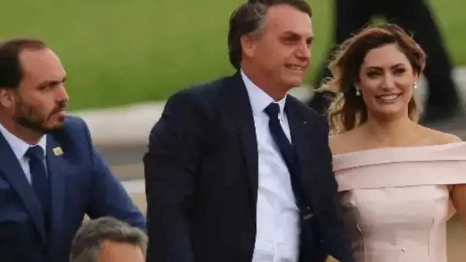 Assessor de Carlos diz que família Bolsonaro sacava todo salário em ...